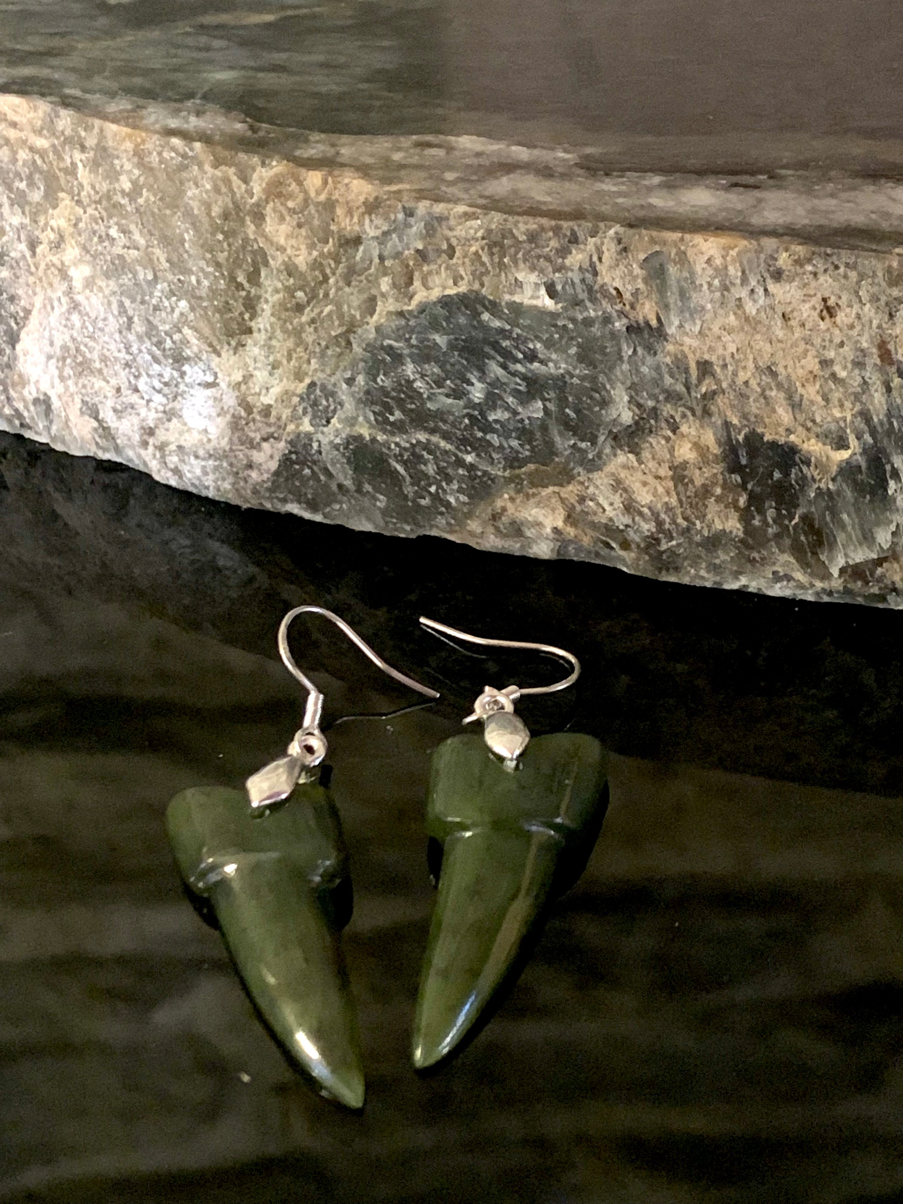 Maori Pounamu Earrings Rei Niho by Dean Moreton – silverferngallery